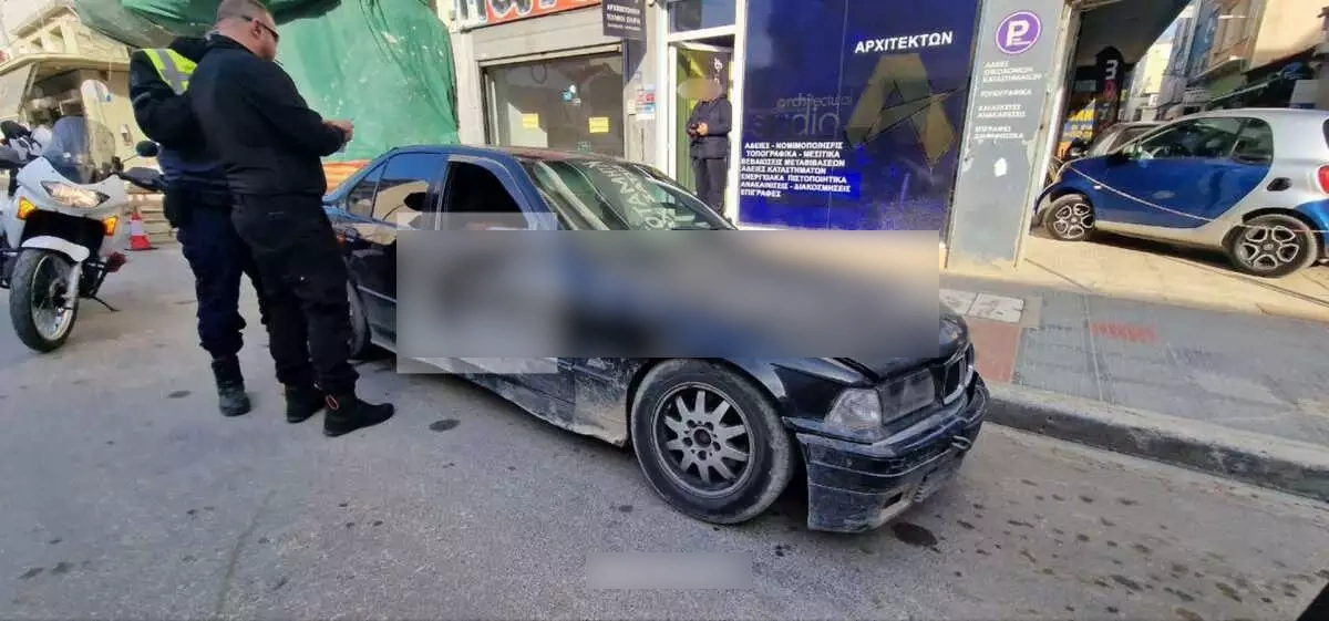 Οδηγός στο Βόλο πάρκαρε παράνομα το ΙΧ του, έβγαλε τις πινακίδες και ...