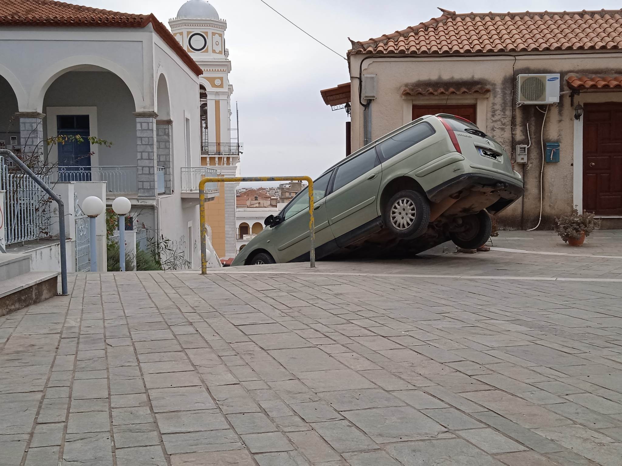 Τραγωδία στα Τρίκαλα ΤΩΡΑ - Το αυτοκίνητό του κύλησε, παρέσυρε την ...