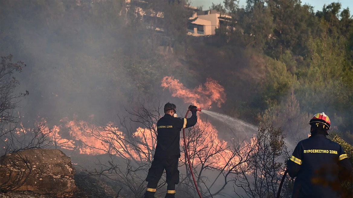 Φωτιά στη βορειοανατολική Αττική ΤΩΡΑ - Απειλείται η Νέα Μάκρη ...