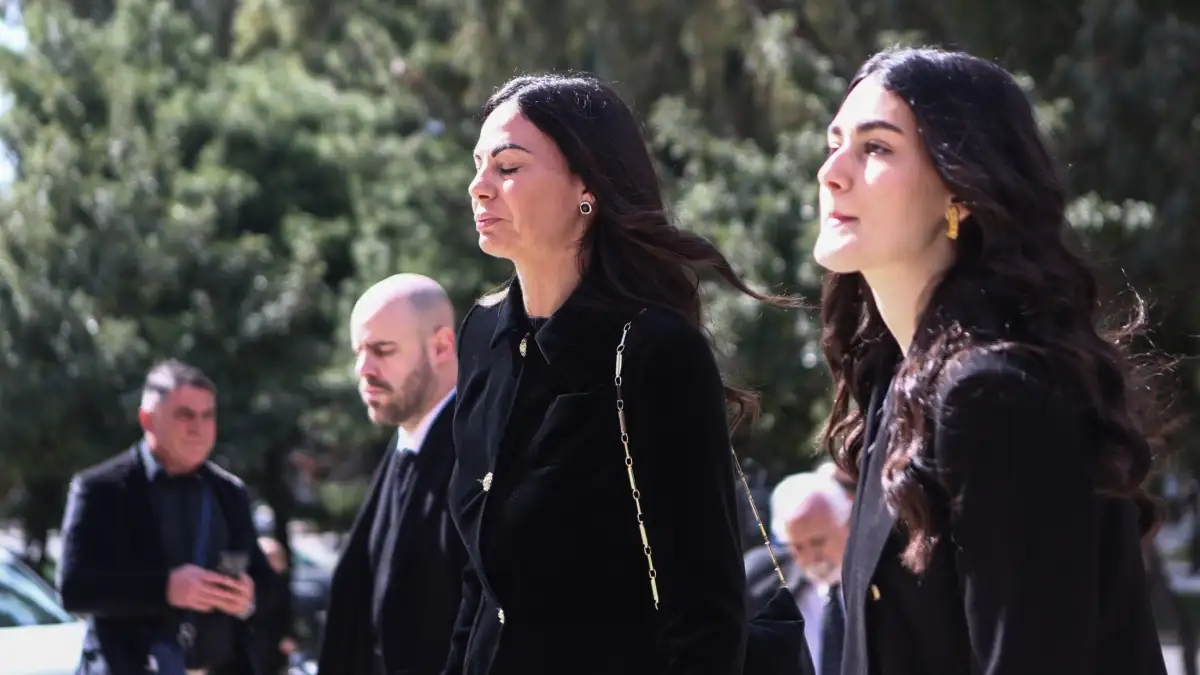 Σε κλειστό οικογενειακό κύκλο το τρισάγιο του Κούγια – Έφτασαν χωριστά ...