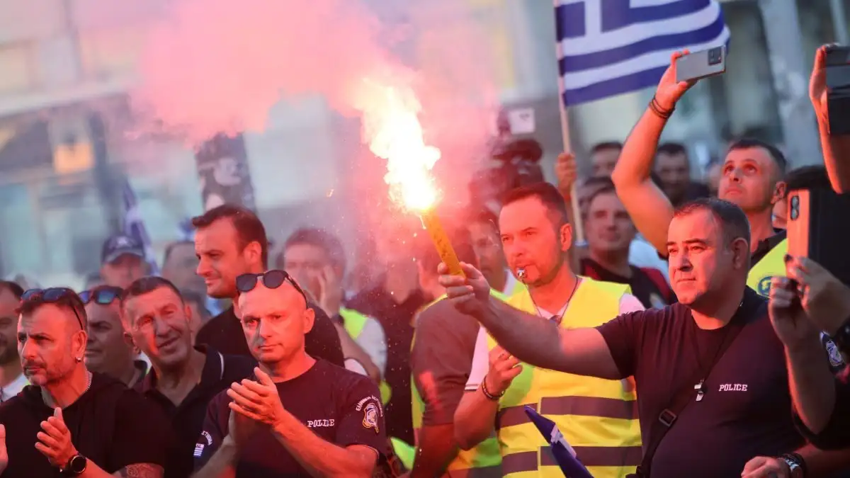 Θεσσαλονίκη ΤΩΡΑ - Με πυρσούς και συνθήματα η πορεία των ενστόλων ...