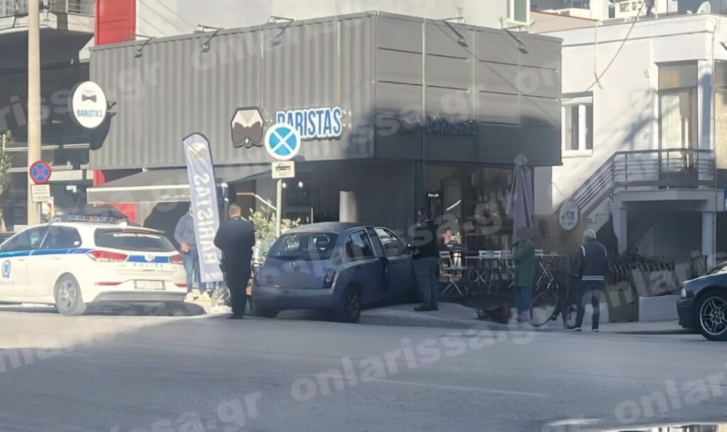 Λάρισα ΤΩΡΑ - Τρόμος με αυτοκίνητο που βγήκε απ’ το δρόμο και μπούκαρε ...