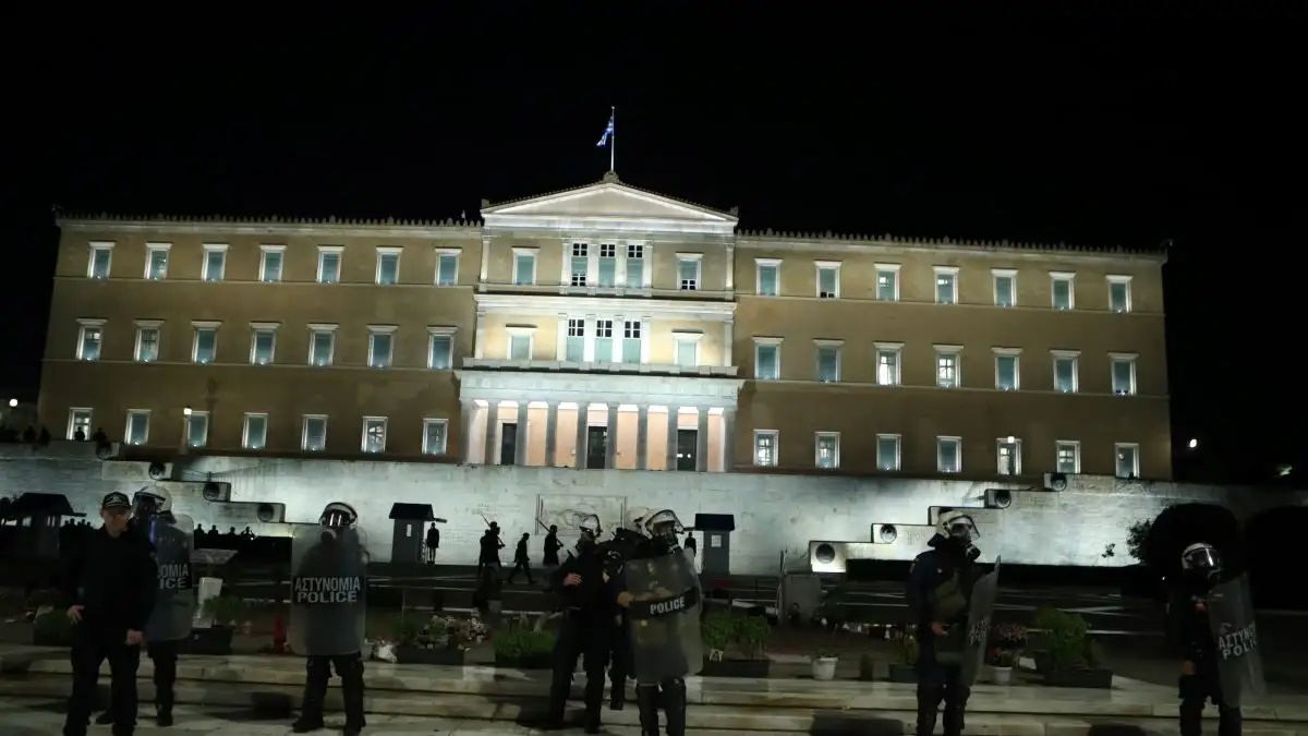 ΜΑΤ μπροστά στο μνημείο του Άγνωστου Στρατιώτη στη Βουλή στην πορεία ...